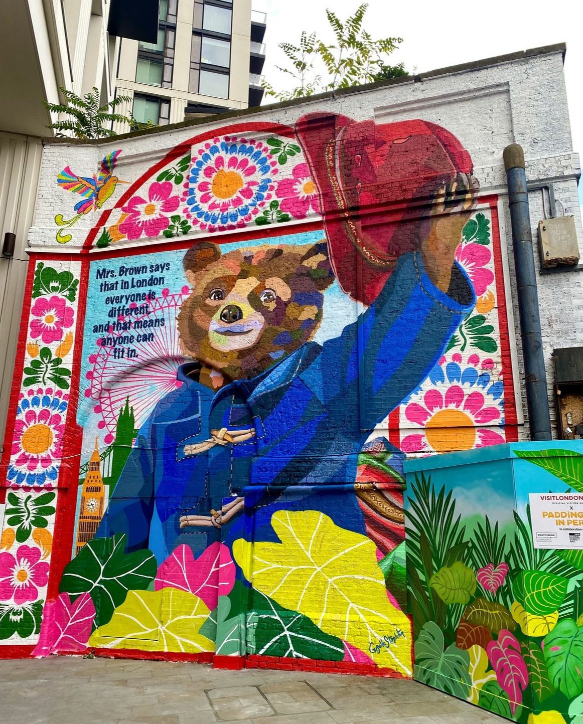 La artista peruana Gisella Victoria Stapleton inaugura mural del Oso Paddington en Londres